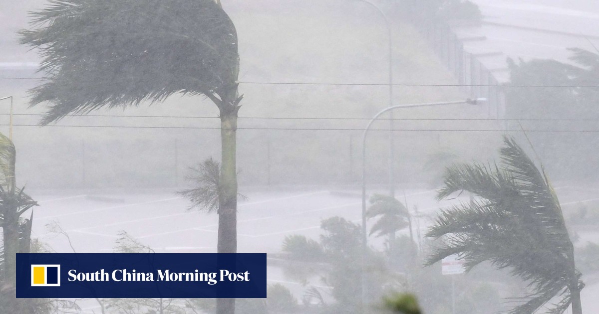 Update | Thousands flee as super cyclone Debbie crosses Australian ...