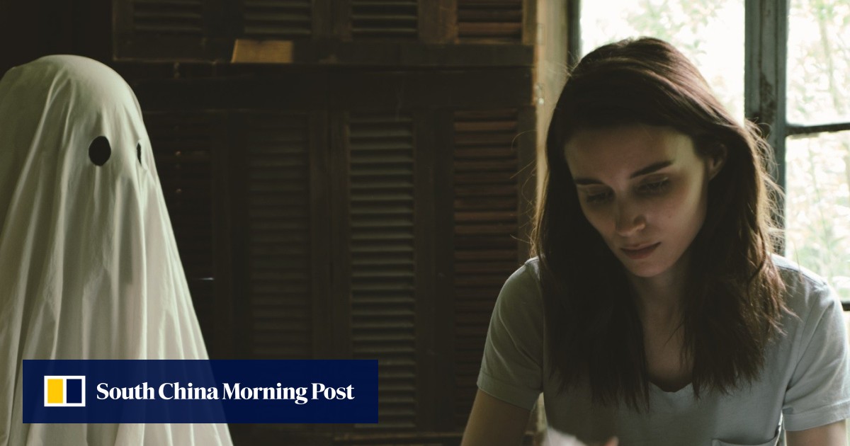 Art house: A Ghost Story – Casey Affleck, Rooney Mara in reflective ...