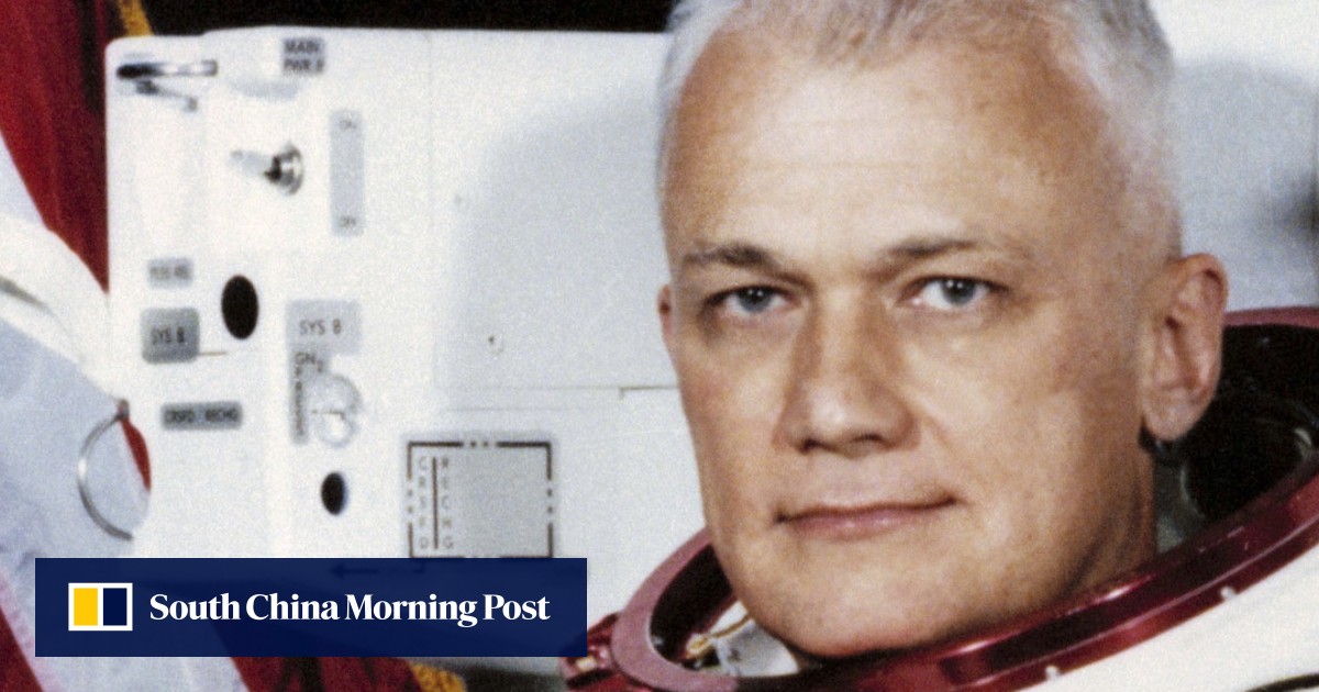 Nasa astronaut Bruce McCandless, first to fly untethered in space, dies ...