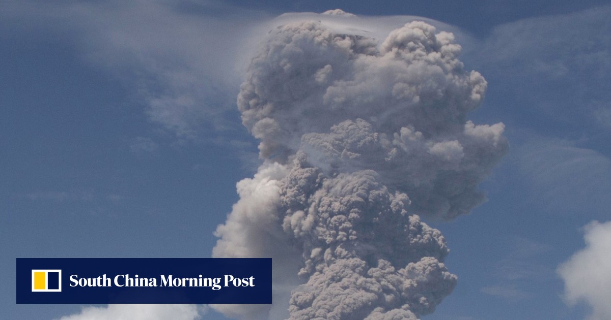 Philippine volcano Mount Mayon explodes, authorities raise alert level ...