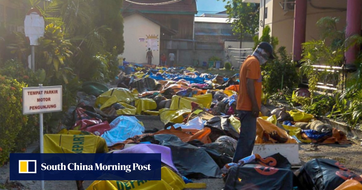 Tsunami in Indonesia: Sulawesi begins burying its dead in 100-meter ...