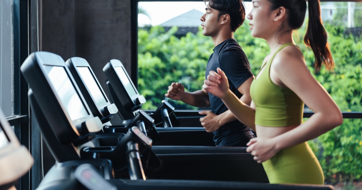 walking backwards china