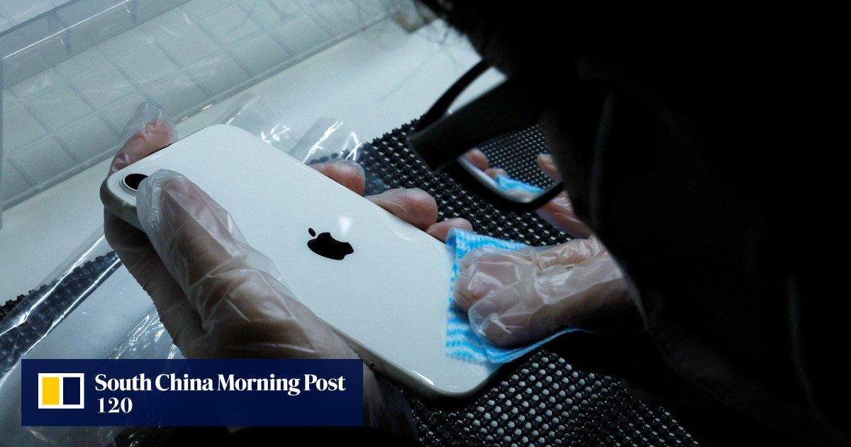 As yen tumbles, gadget-loving Japan goes for second-hand iPhones ...