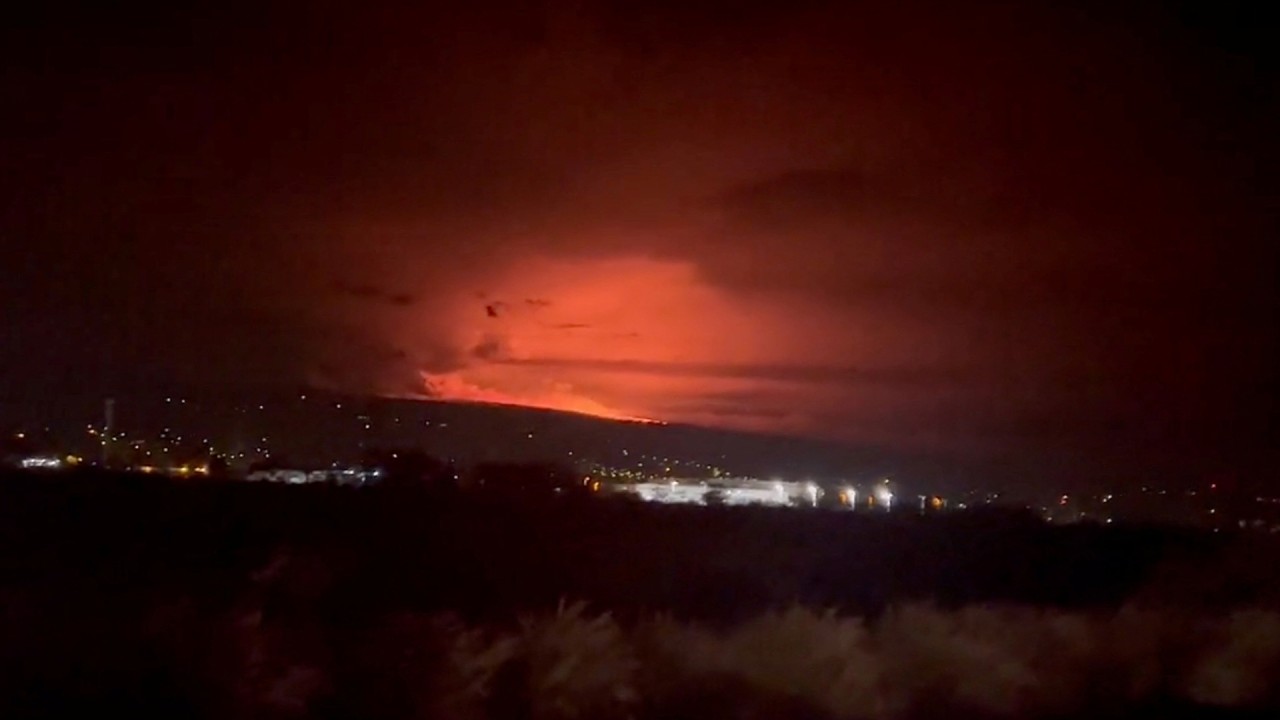 World’s largest volcano erupts in Hawaii for first time in nearly 40 ...
