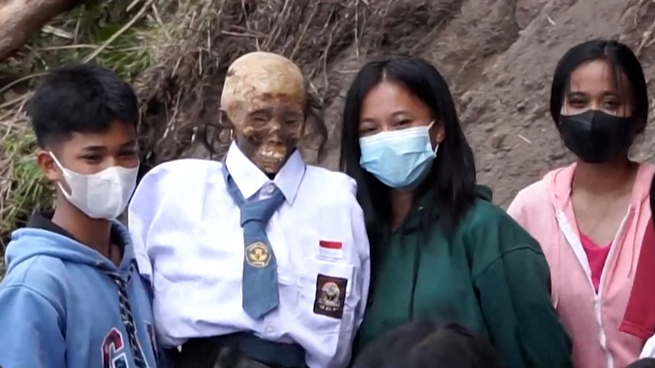 Indonesian villagers dress up dead family members in corpse ritual ...